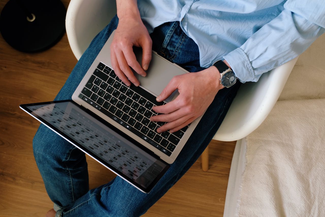 AI-Proof Paychecks: 15 Remote Jobs Robots Can’t Steal